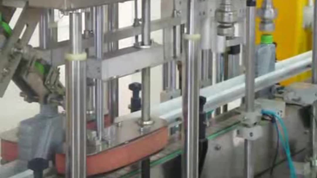 大桶装花生油灌装机械一秒就搞定了蒜蓉酱灌装机