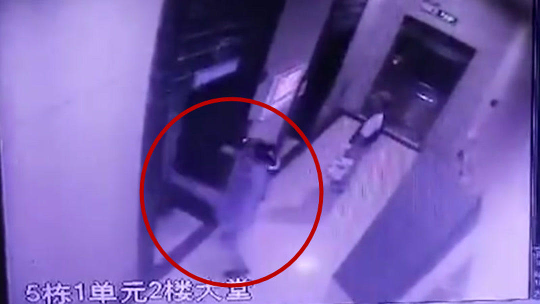 电梯要刷门禁卡 暴躁男一脚“踢飞”电梯门