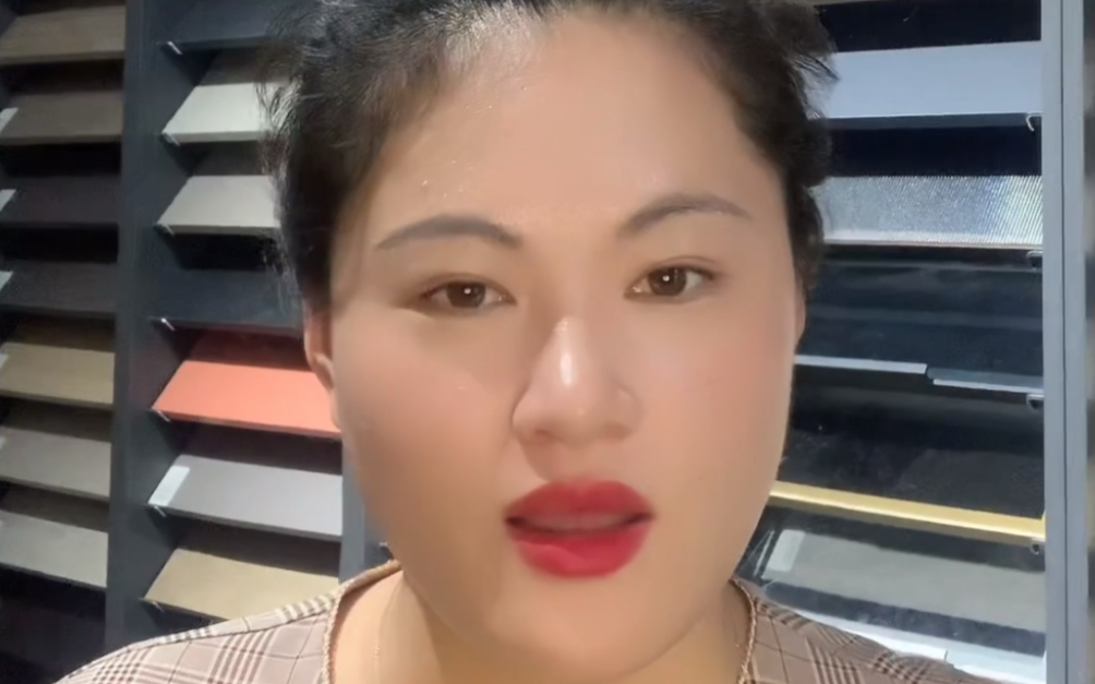 全屋定制实木颗粒板比多层板的胶水要少