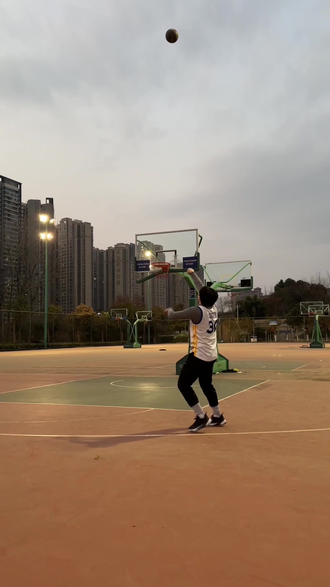 超高抛物线投篮,库里赛前也会经常用超高抛物线训练视觉反馈机制。...