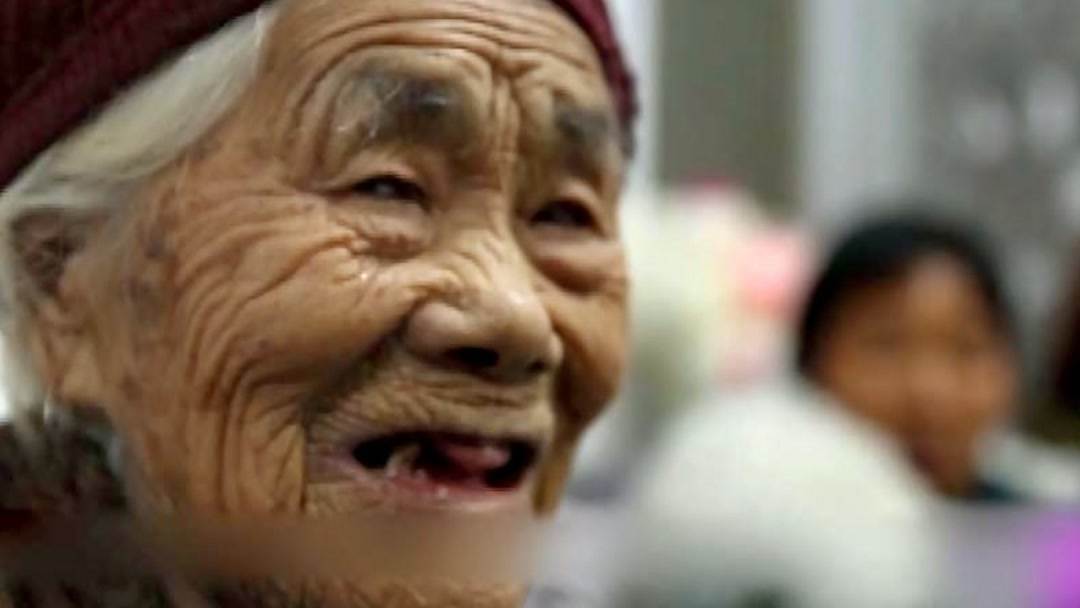 现场表演皮影戏,百岁老人耳不聋眼不花,只想向老伴儿告白