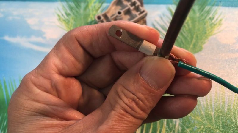 一个很不起眼两脚插头,却有很多人把它接错。这样接才是正确的