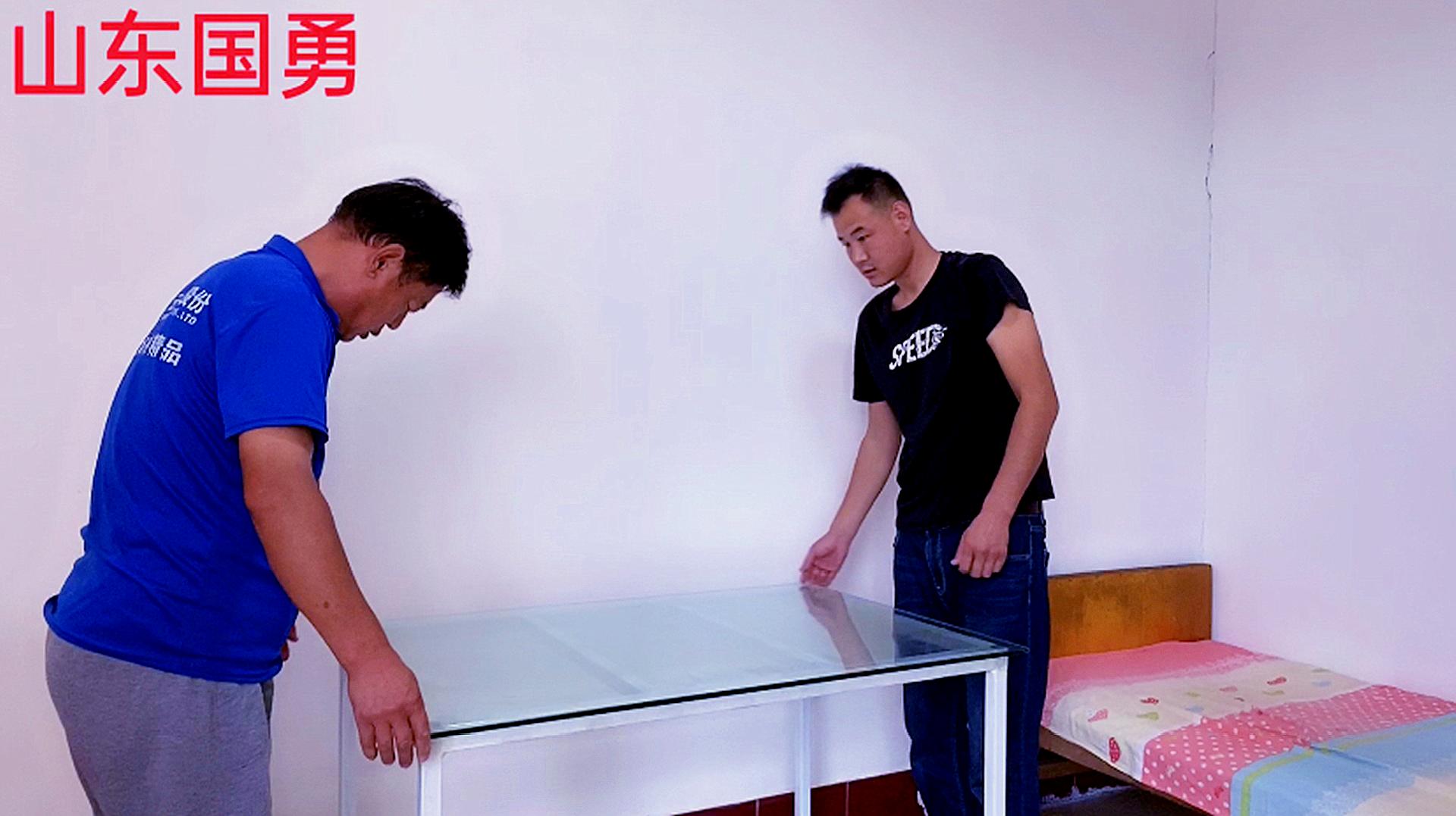 钢化玻璃到货了,国勇把餐桌装起来,一张崭新的简约餐桌就做好了