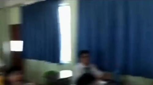 小伙算出了数学题后,全班立马沸腾,根号,这么多年我终于脱单了