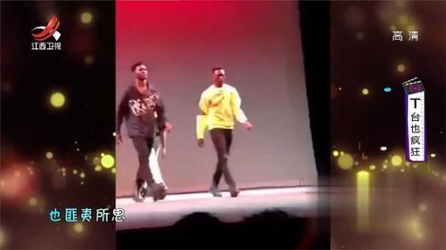 模特正在走秀,设想师为他们设想的动作,真是令人匪夷所思