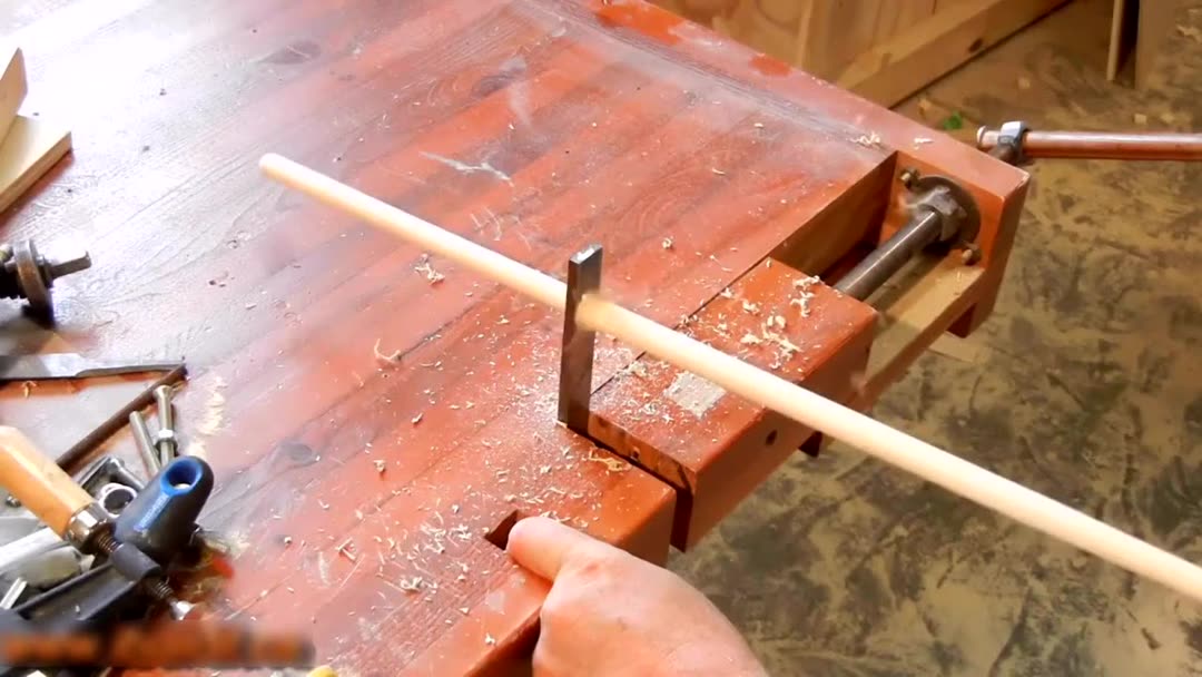 如何用手电钻把方形木条制成圆形木条