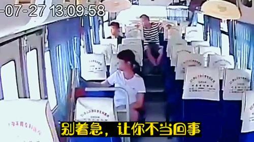 小伙不系安全带,结果就这样了