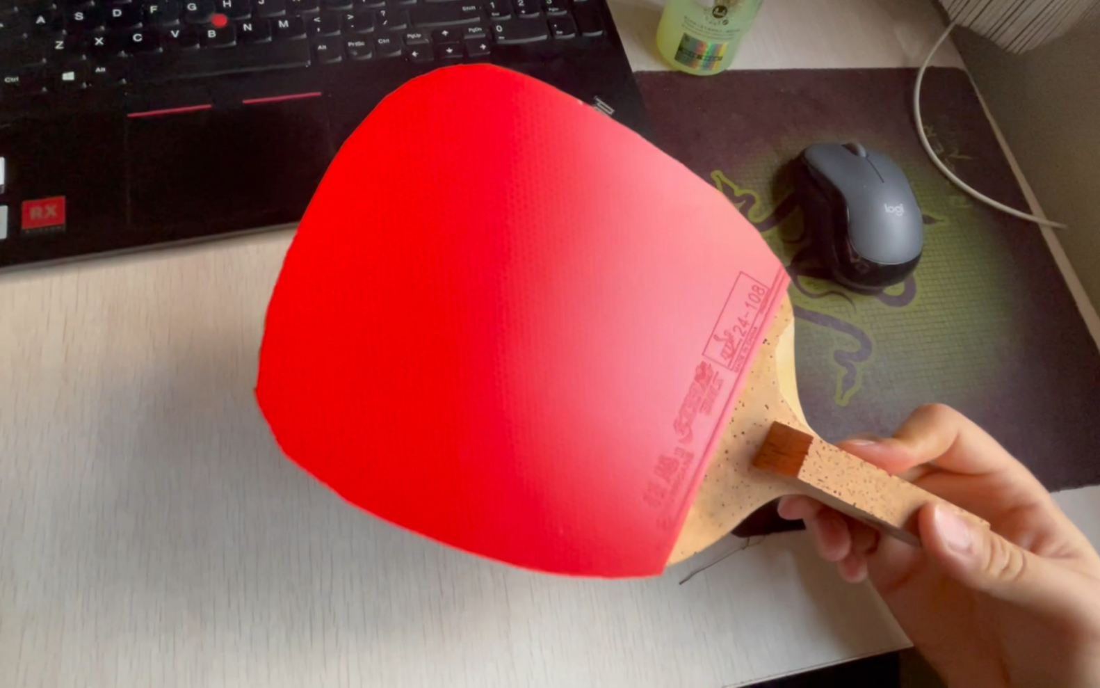 ...胶皮的时候用美工刀吧,用剪刀总容易不小心边侧微开,好喜欢粘性胶皮