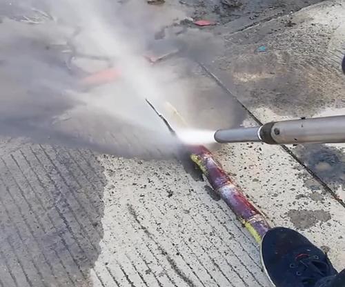 小伙买了个高压水枪,用它洗车能把油漆洗掉吧,还是退货吧!