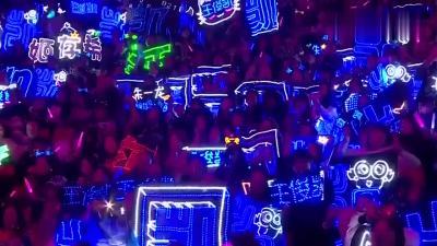 湖南卫视跨年演唱会王源灯牌全场最多,刚哥粉却成最大赢家
