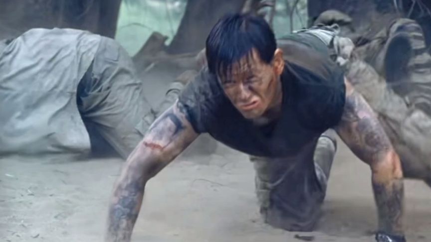 残酷战争片,核弹在森林爆炸`呈现出蘑菇云战士四处逃荒。