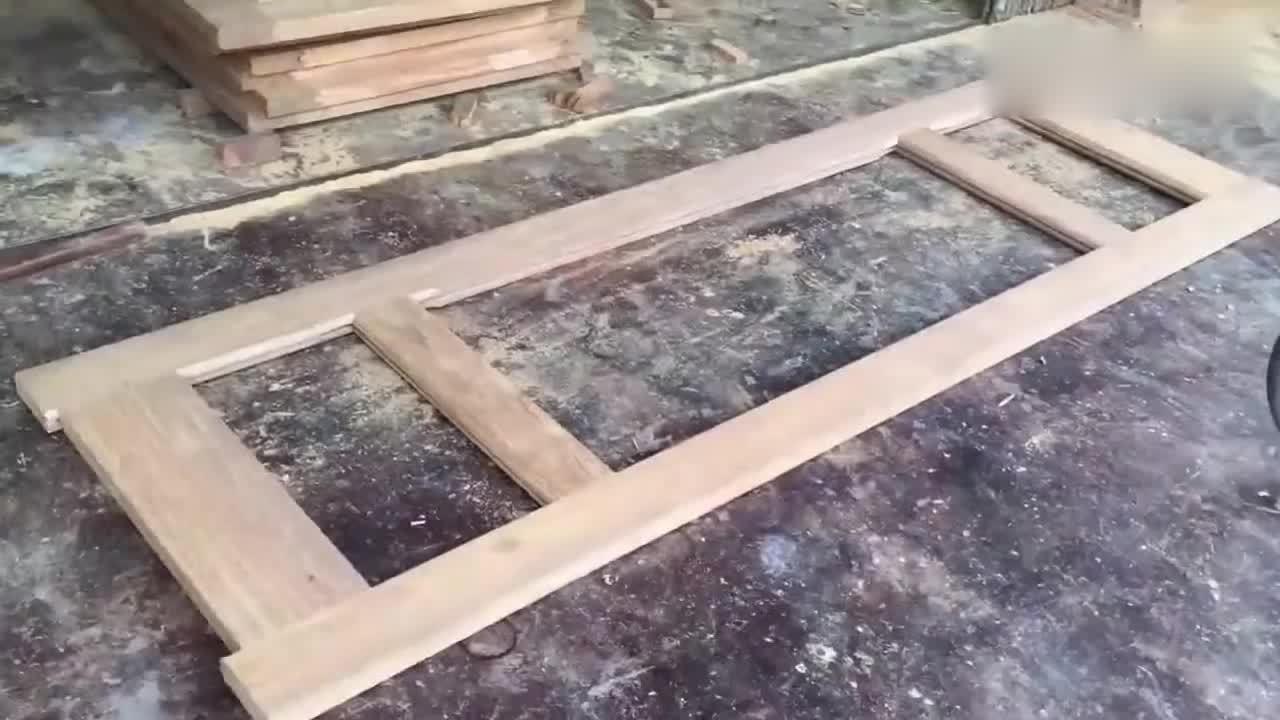 木工小伙制作和安装木门,真是快捷又省心,还是很划算