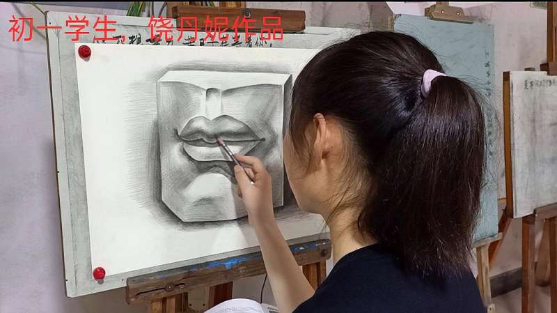 在校生美术课:中小学生基础“素描”课,首先学会怎样握笔