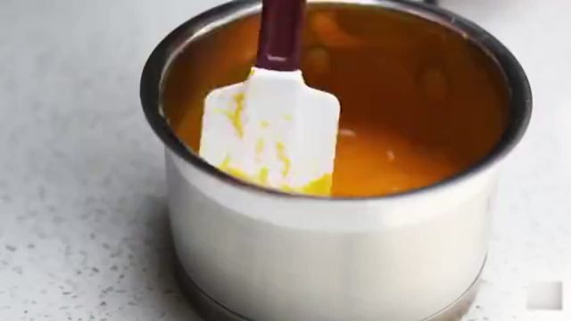 小黄鸭芒果慕斯蛋糕的做法,柔软香甜入口即化,好吃简单又健康!