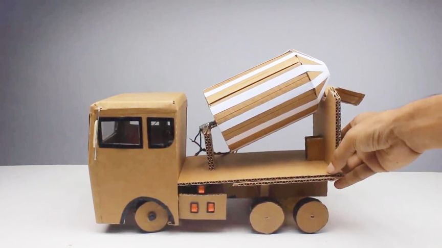 纸板仿真车模DIY—趣味纸板工程车模型,安装车灯更加炫酷