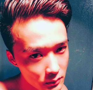 衣柜中的隔壁老王 