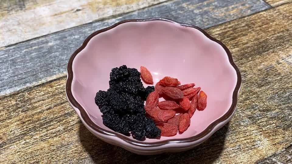 把桑葚和枸杞搭配在一起,好多人都不知道,方法太实用了