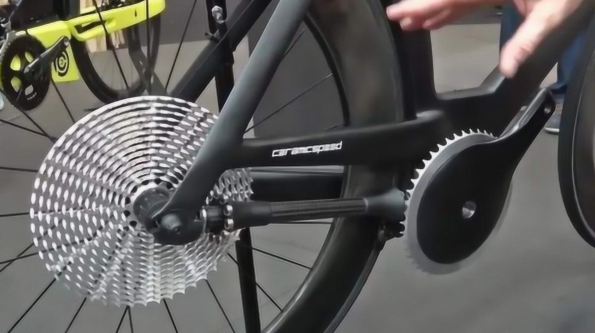 外国美女发明无链条自行车,自带13级变速,速度比电动车还快