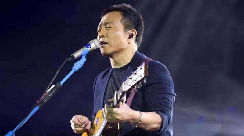 许巍演唱会感人一幕,全场齐唱这首经典,关乎“亲情爱情与友情”