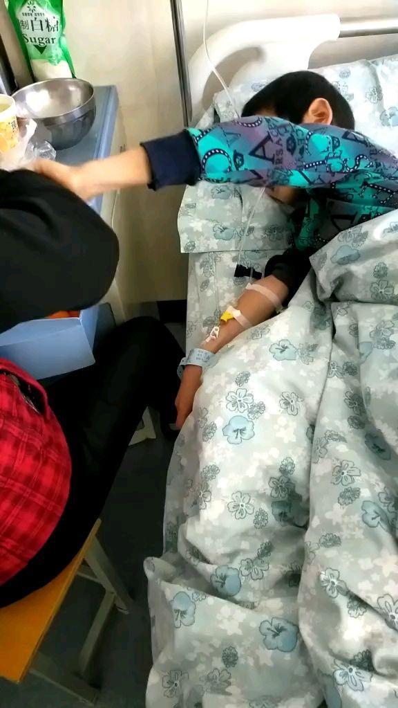 孩子昨晚上拔了肚子上的引流管,今天就饿了,奶奶喂他都来不及,动手抓了