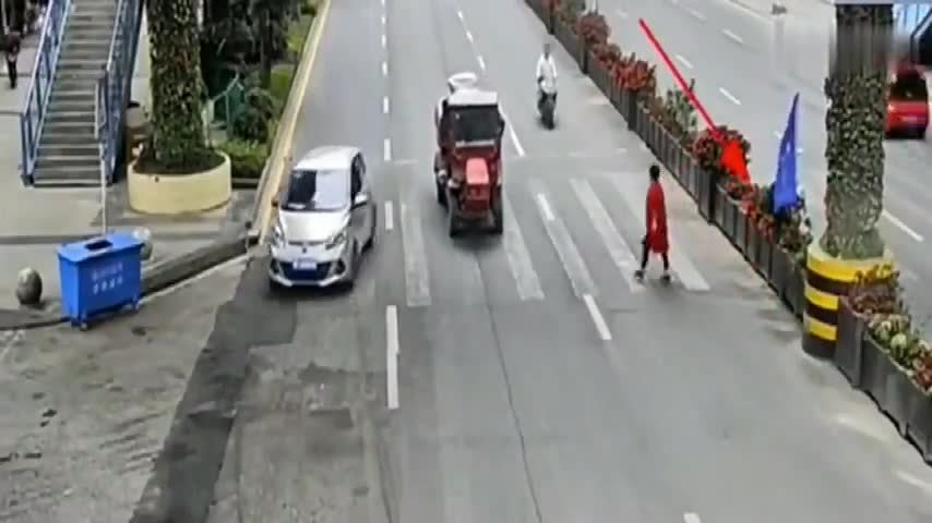 路口发生车祸,要不是监控,谁会相信这一切