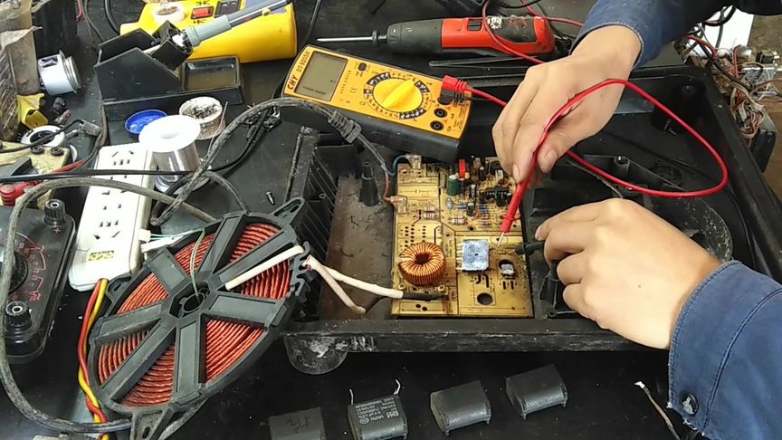 电磁炉一插电就损坏功率管,原因竟然在这里,这点电压检测最关键