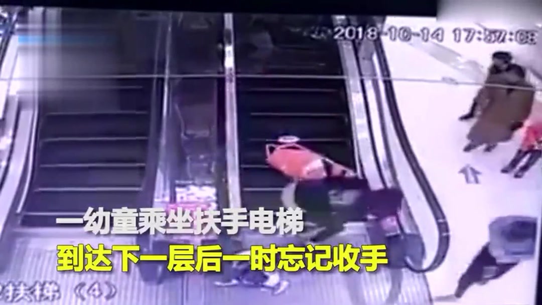 幼童乘坐自动扶梯手被卡女子箭步上前暂停电梯