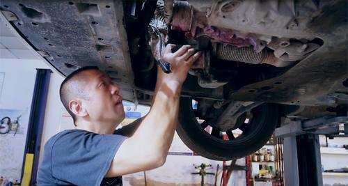 发现防冻液不足时,要及时检修,否则会导致发动机损坏