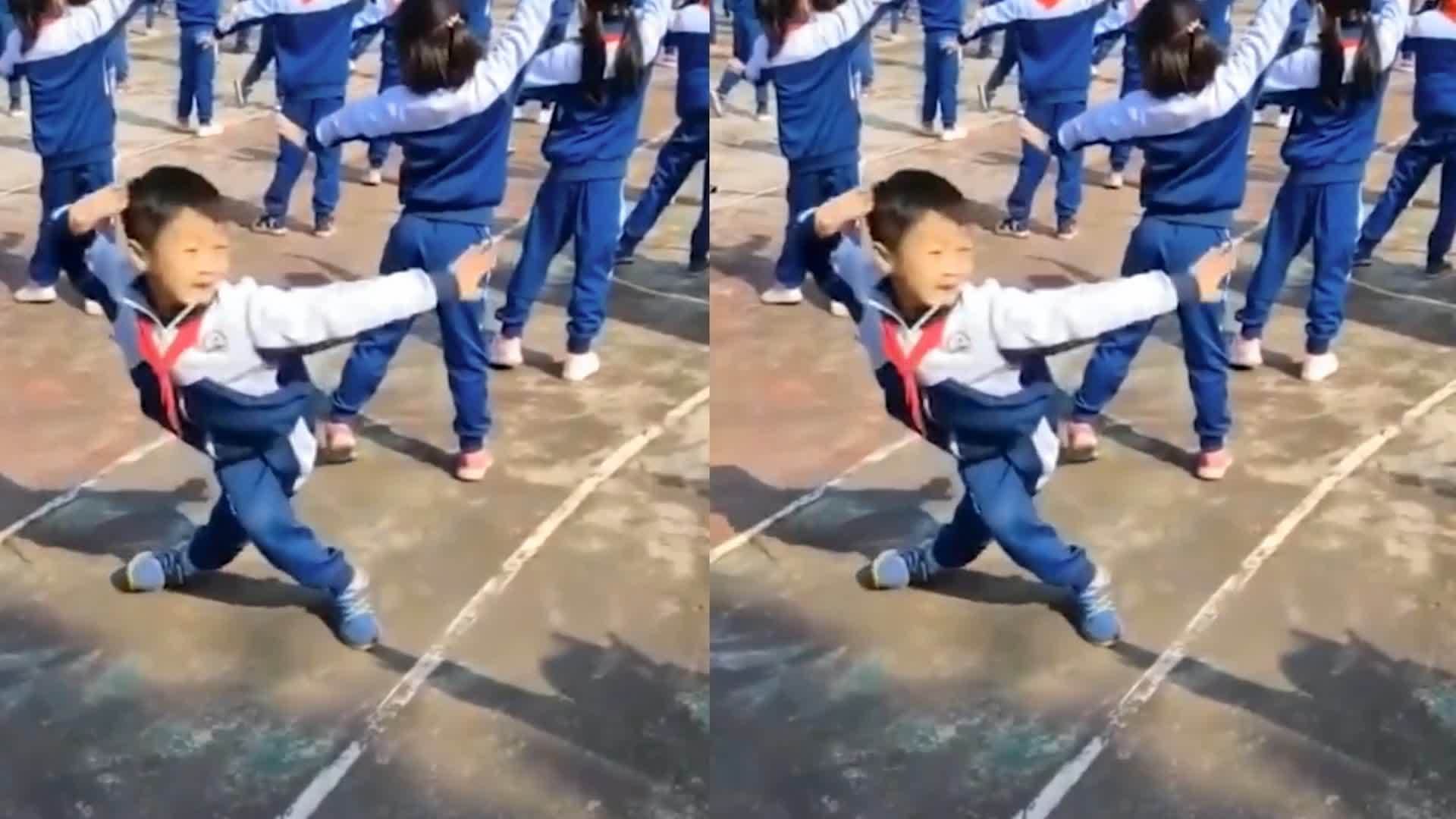 班级队伍最后的小学生,课间操一响就玩疯了,网友:奶奶...