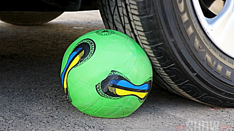 减压实验:汽车vs直升机 车轮碾碎松脆柔软的东西 请勿模仿