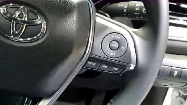 丰田凯美瑞顶配版来了,看完中控的豪华程度,果断放弃迈腾