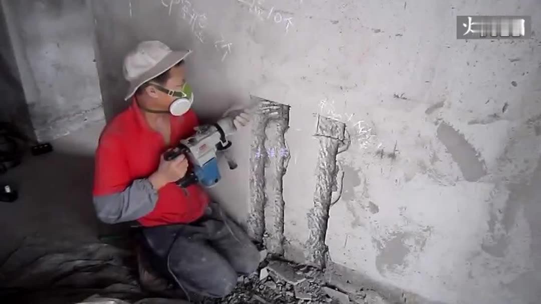 装修师傅用电钻给混凝土墙壁开槽