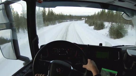 欧卡视角,驾驶斯堪尼亚卡车在雪路上行驶