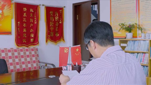 村会计给村主任“拍马屁”怕到马蹄上被踢了