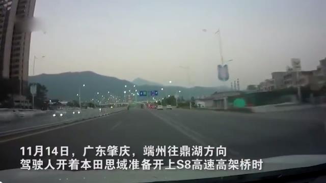 思域撞飞2工人 行车记录仪曝光撞击瞬间 车外哭喊声一片