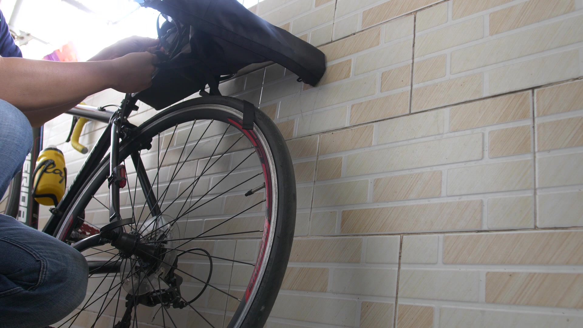 利用水壶架给公路车尾包固定小分享