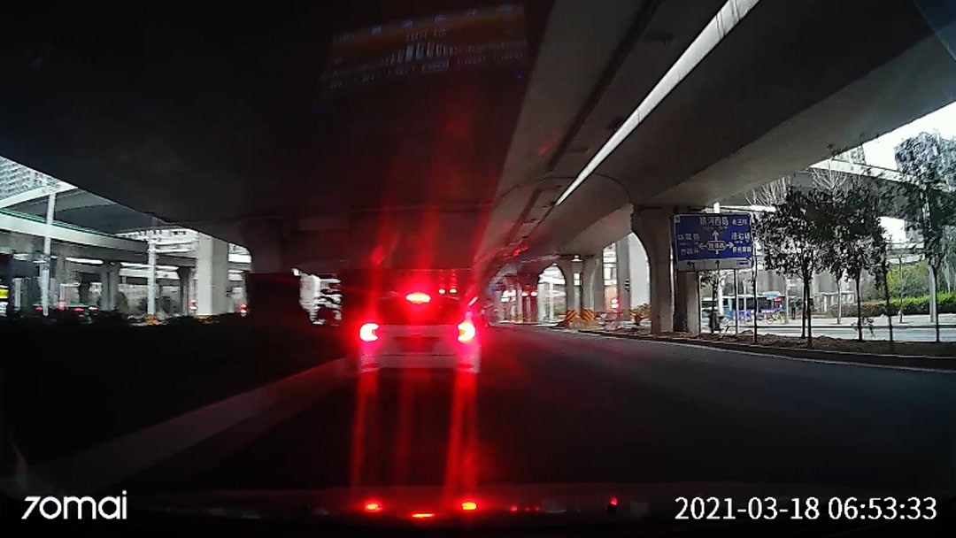 70迈行车记录仪,开车看手机差点追尾前车