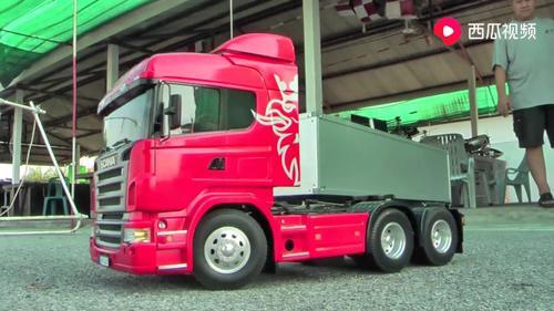 大叔玩卡车模型,玩的真是高兴!