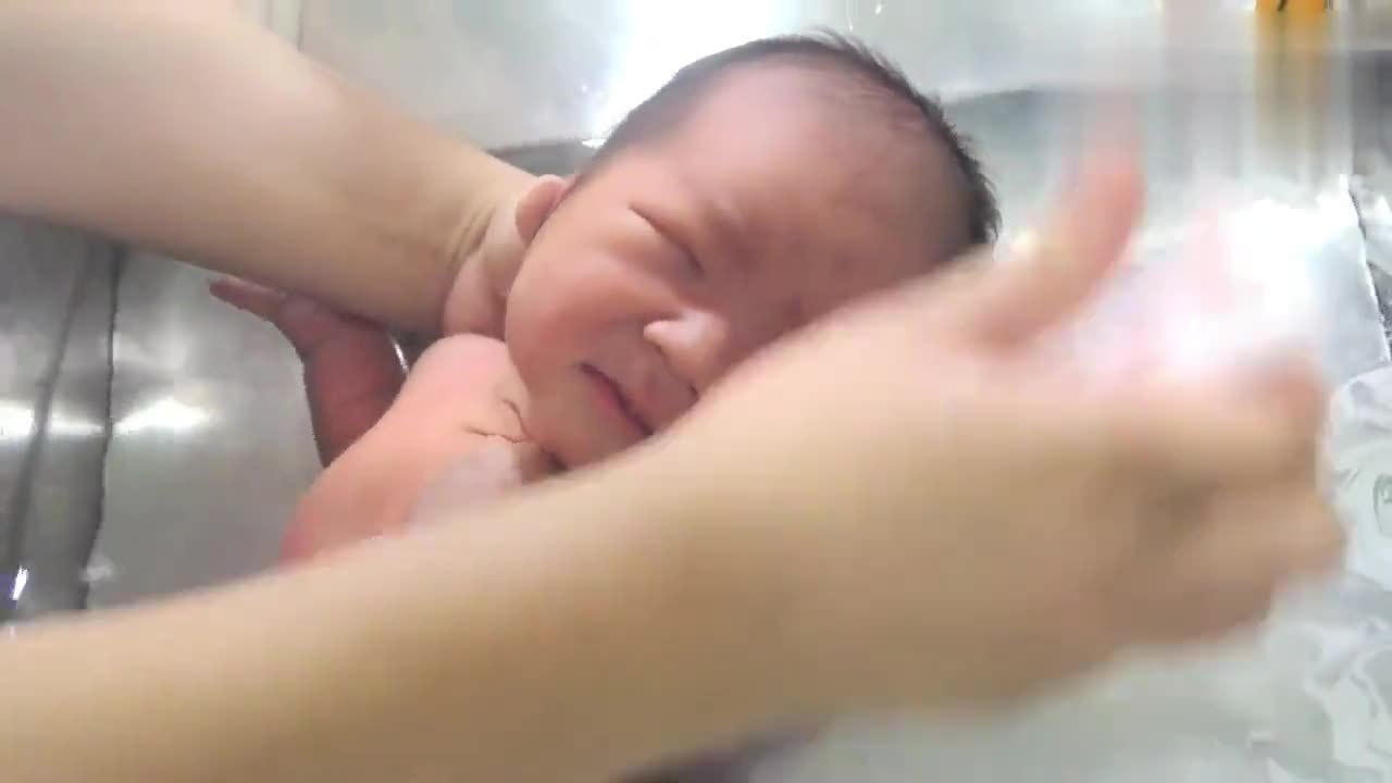 婴儿出生后,一定会经历的过程,产床上的妈妈都没见过