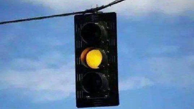 "闯黄灯"新规实施,不小心会被扣六分,请车主相互转告!