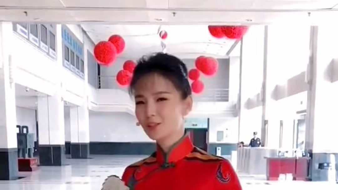 本来想趁着观众都还没进场偷偷唱个歌,结果…被发现了,有人入画