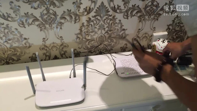 一个宽带 如何有线桥接两个路由器 超简单就三步