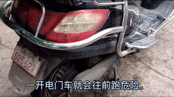 电动车一开电门车就往前跑。往后倒车还倒不动。这是哪里造成的?