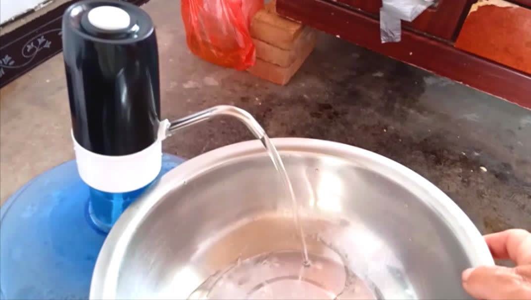 IO块买了个电动抽水器,小巧玲珑方便好用,倒水再也不用搬水桶了