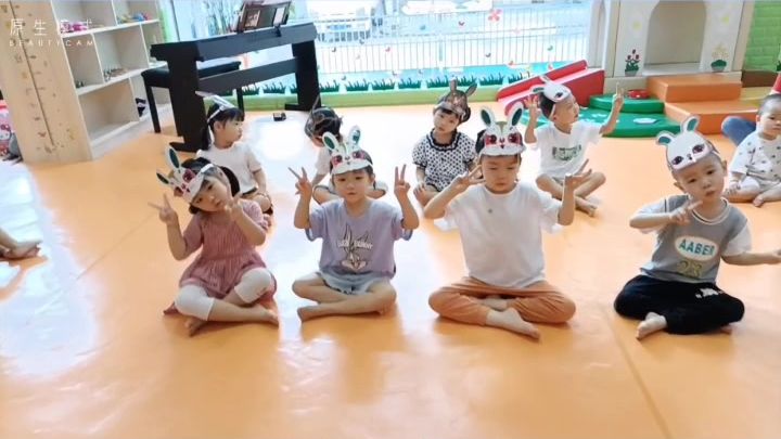 ߎ� 音乐律动《小白兔》 ߌ� 目标:培养孩子的模仿能力