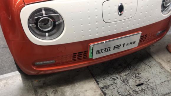 这款4座版的电动汽车太萌了,接近8万元的售价,你们有兴趣入手吗