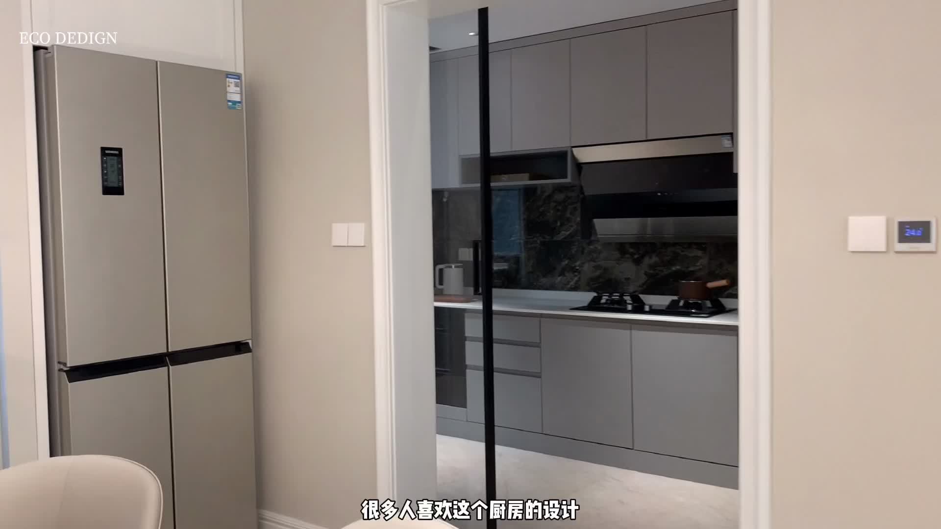 现代风厨房细节,从配色到定制柜颜值都很高~想要隐藏燃气表记得要...