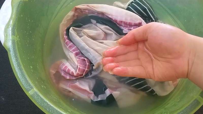 枕头套睡久了容易发黄,清洗时加点这玩意,枕头套洗完洁白如新