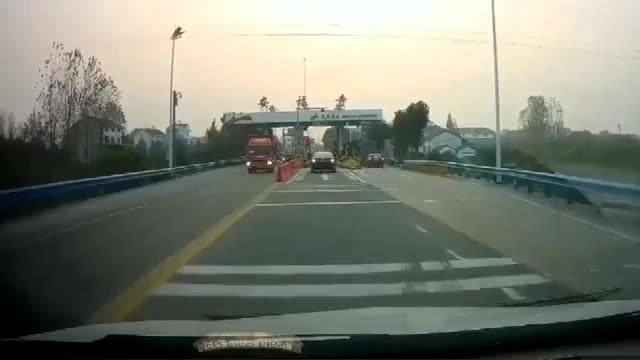 行车记录仪ETC被蹭了,不知道他是怎么下高速的?