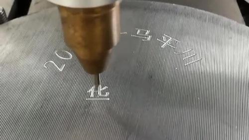 气动打标机工作,雕刻出来的字母非常精准,真是让人大开眼界!